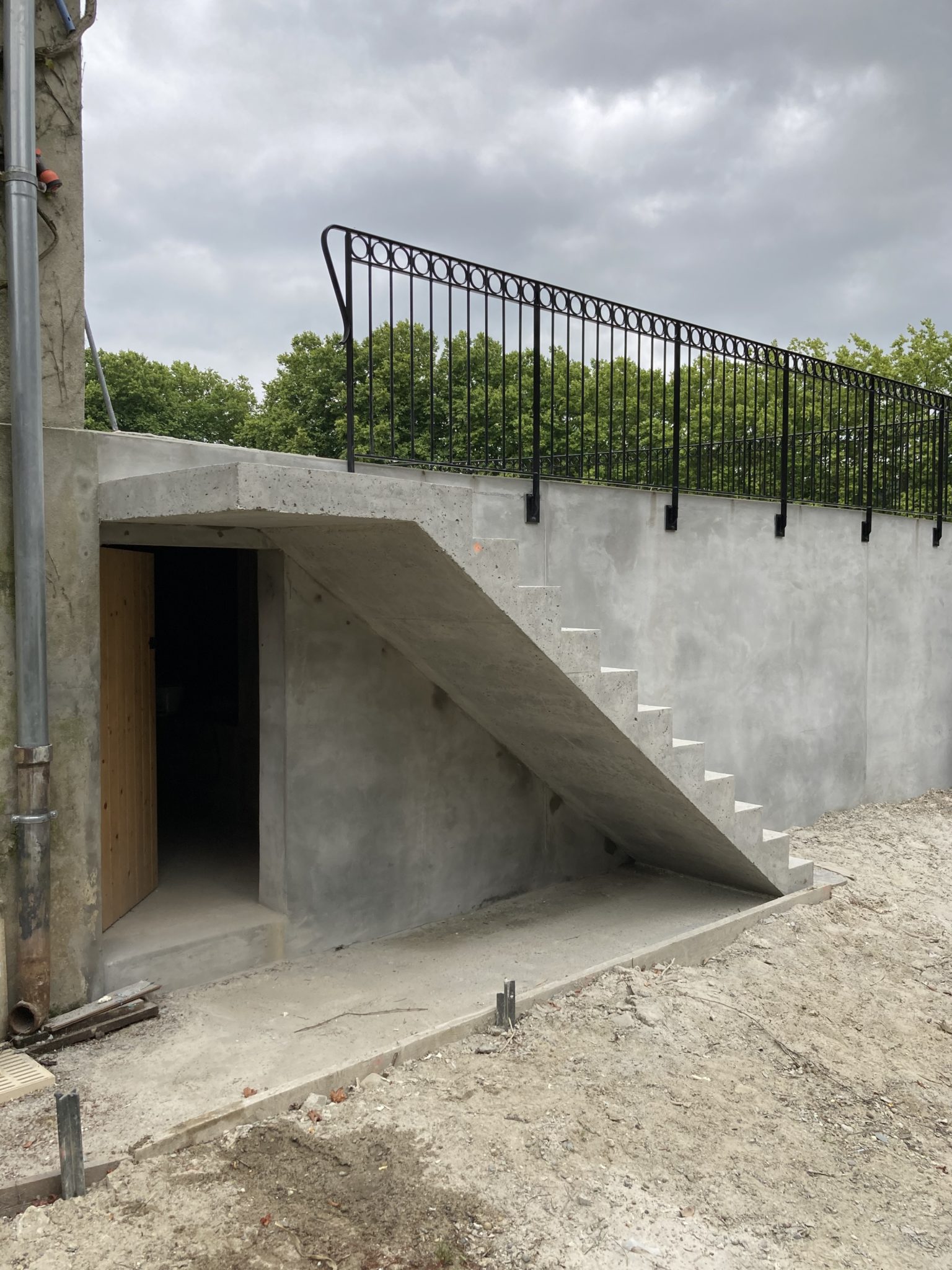 Escalier Extérieur Béton à Paillasse Avec Palier Darrivé En Béton Brut